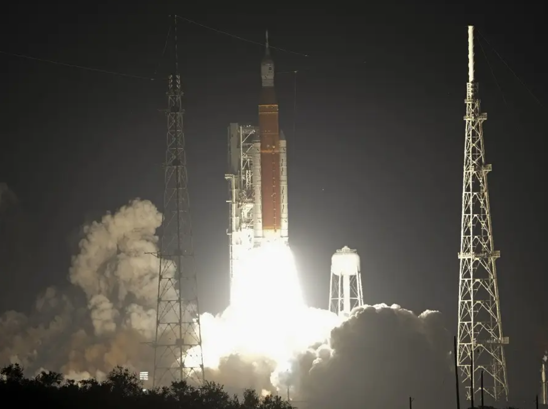 La NASA lanza un cohete lunar 50 años después del Apollo - Noticias ...