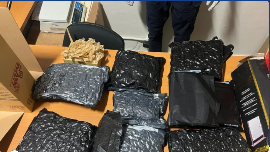 Incautan Ocho Libras Presumiblemente Marihuana Camuflajeadas En Cajas