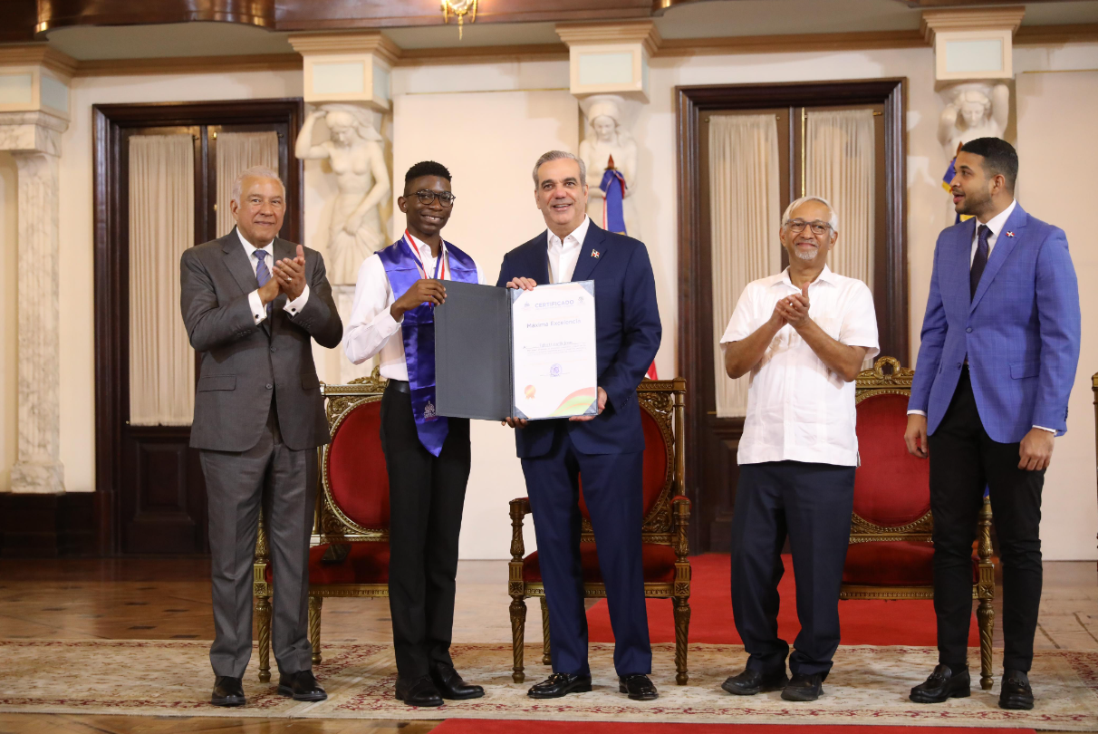 Presidente entrega Galardón Diploma de Máxima Excelencia a 150 ...